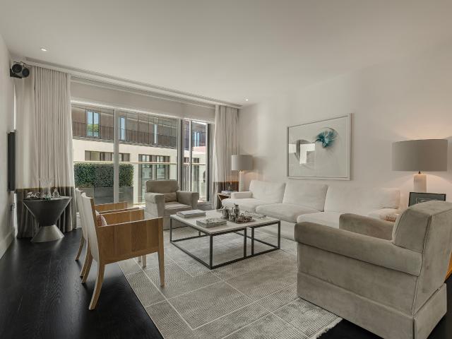 A Light Filled Apartment with Exceptional Residents' Amenities