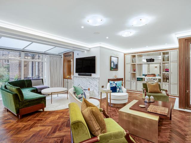 A Light Filled Lateral Apartment Just Off Grosvenor Square
