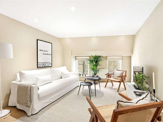 A light filled mews house in South Kensington with a contemporary, stylish finish