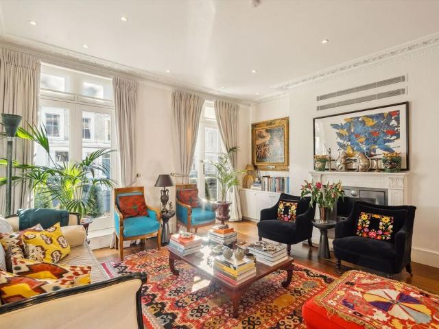A lovely 4 bedroom house in the heart of Chelsea, SW10