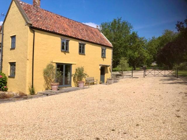 A lovely 2 bedroom house in Pilton – fully furnished