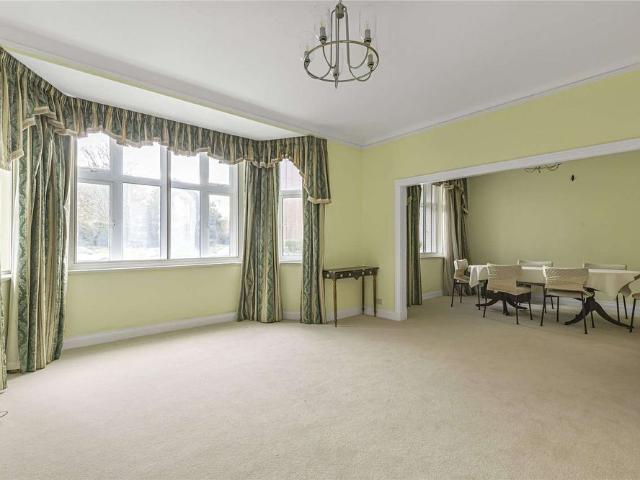 A lovely three bedroom mansion flat that has been finished to a high standard throughout