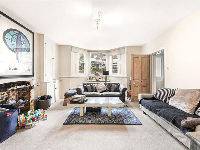 A lovely two bedroom garden flat all newly decorated throughout on Richmond Hill. This property is available mid September on an unfurnished basis