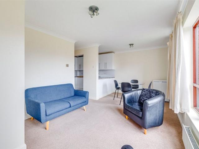 A lovely two double bedroom property on the second floor of this secure and gated development conveniently located within close distance of Fulham Broadway. EPC C