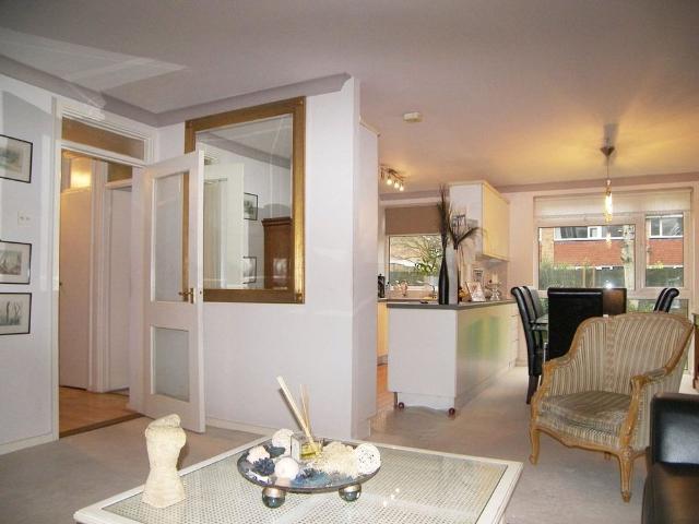 A lovely two double ground floor apartment with entryphone system, double glazing and use of shared rear garden. Also comes with a private exterior storage locker and garage. Available end of August