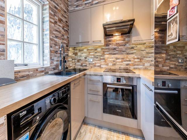 A lovely cosy one bedroom flat on the 1st floor in a small private block