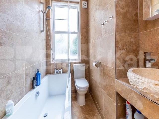 A lovely cosy one bedroom flat on the 1st floor in a small private block