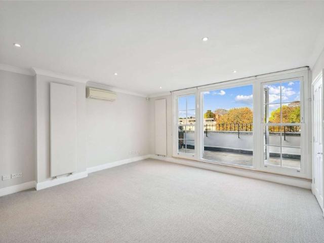 A lovely four bedroom house set over four floors located within Somerset Square