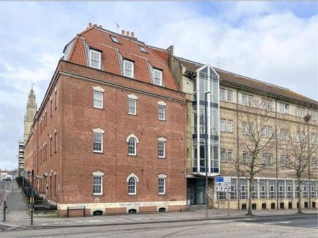 A lovely one bedroom flat located in central Bristol, with a allocated parking space. Available in June and offered on an unfurnished basis. EPC C