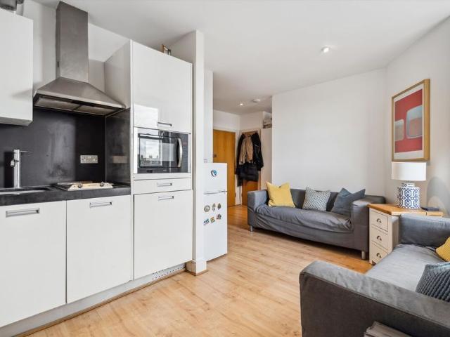 A lovely studio flat, located in the heart of Clapham