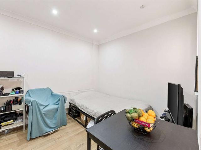 A lovely studio flat situated in a period building on Leinster Gardens