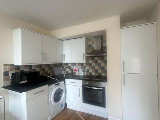 A Park Street, Luton LU1, 4 bed flat to rent, £2,400 pcm | PrimeLocation