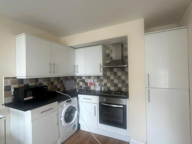 A Park Street, Luton 4 bed flat to rent £2,200 pcm £508 pw