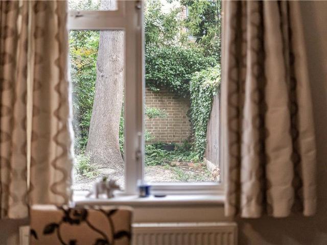 A particularly large furnished split level maisonette located in central Jericho