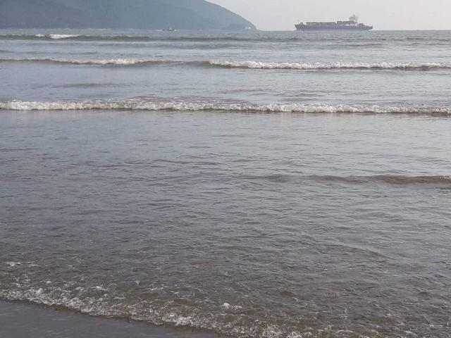 A praia a sua frente.