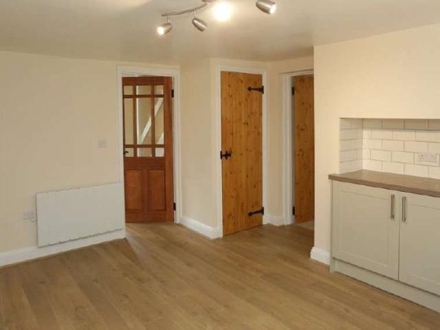 A pretty 3 bed period cottage with a good size rear garden