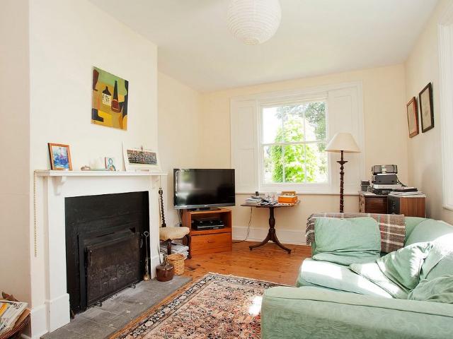 A quaint four bedroom semi detached cottage in a rural location and only a short drive Salisbury city centre