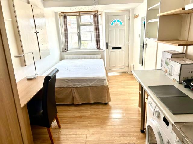 ✅ a Quiet Studio+ Private Access ✅ Bills Included