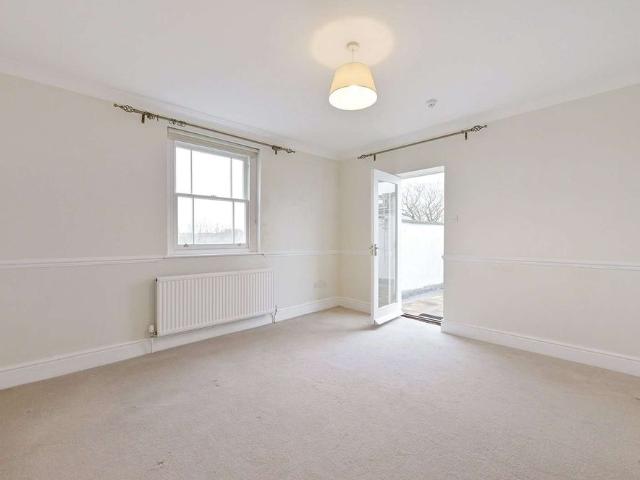 A rare opportunity to rent a beautiful top floor lateral apartment within this well managed and highly desirable development