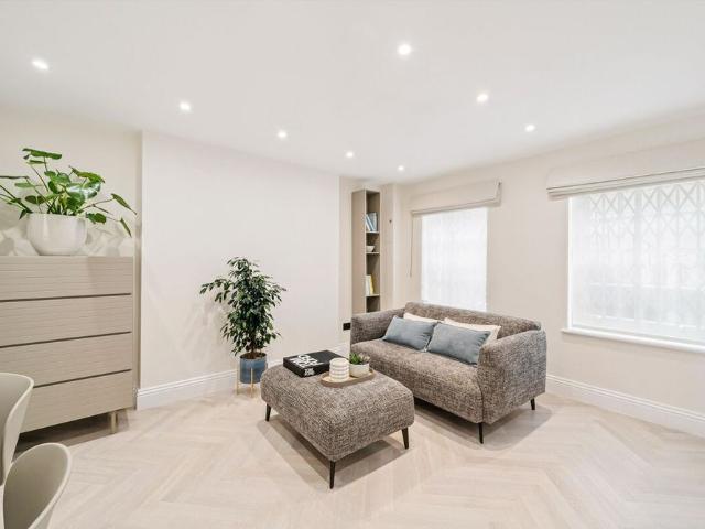 A recently refurbished one bedroom apartment to rent in NW1