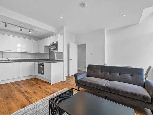 A recently refurbished one bedroom apartment in a convenient City location