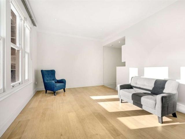 A recently refurbished and furnished one bedroom apartment on the second floor of this peaceful mews in the centre of Knightsbridge
