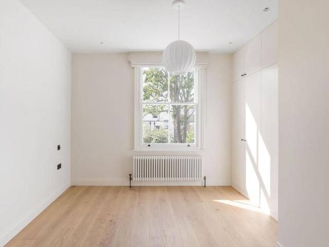 A recently renovated one bedroom flat to rent in Notting Hill, W11