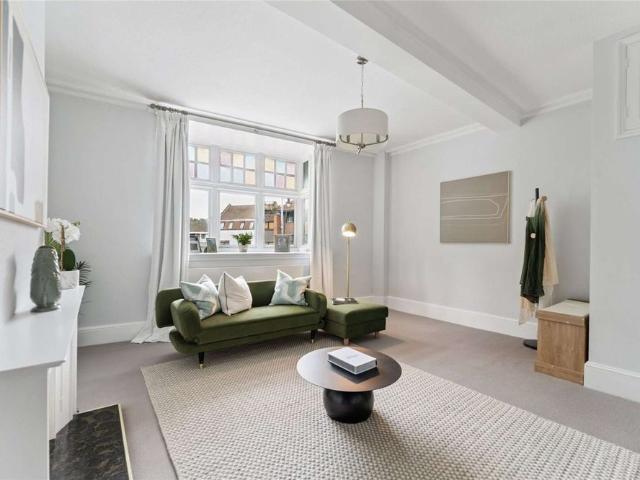 A recently updated maisonette in an excellent location available on a Short Let tenancy