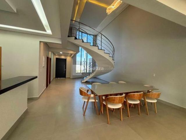 A referência de alto padrão com 410m², 5 dormitórios e uma área de lazer luxuosa