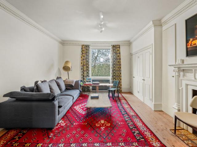 A Refined Belgravia Mews House Moments from Hyde Park