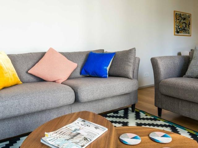 A refurbished two bedroom apartment located in the heart of Shad Thames. This luxurious apartment also benefits from inclusive gym membership in the boutique Dixon hotel