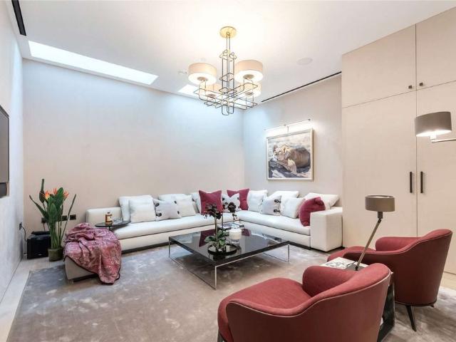A remarkably finished three bedroom mews house completed to the very highest of interior design standards. No expense spared details fill this modern house throughout
