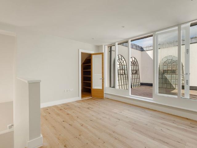 A Renovated Five Bedroom House on Chepstow Crescent, with Garden, Cinema and Gym