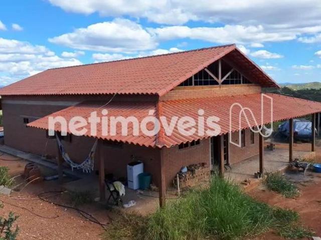 A residência possui 128m²  de área construída