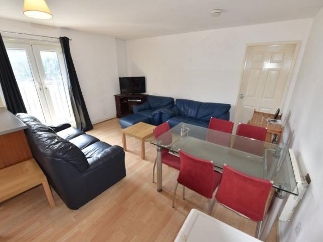A room for rent in 3 bedroom Flat in Abbotts Mews 3 Bed, Leeds