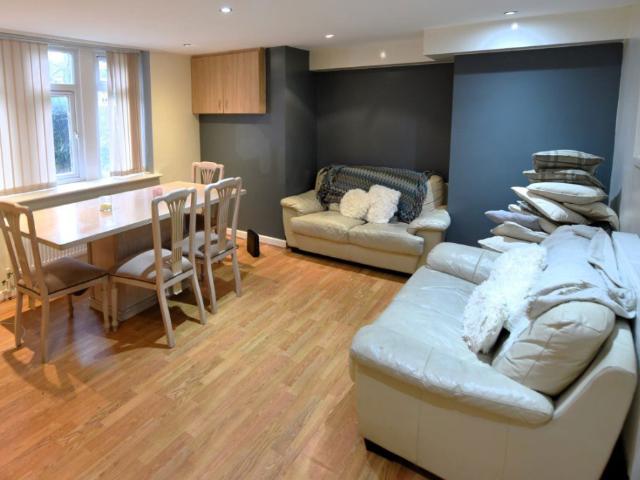 A room for rent in 3 bedroom Flat in Wood Lane Garden 3 Bed, Leeds