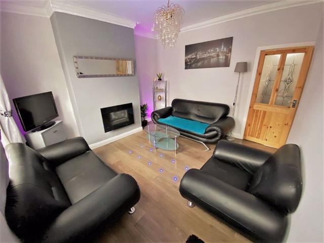 A room for rent in 3 bedroom House in Burley Lodge Road, Leeds