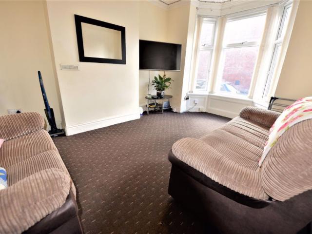 A room for rent in 3 bedroom House in Burley Lodge Road 3 Bed, Leeds