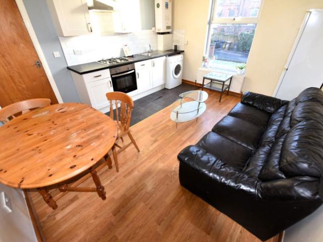 A room for rent in 1 bedroom Flat in Midland Road, Leeds