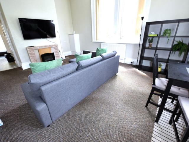 A room for rent in 1 bedroom Flat in Springwood Road Flat 3, Leeds