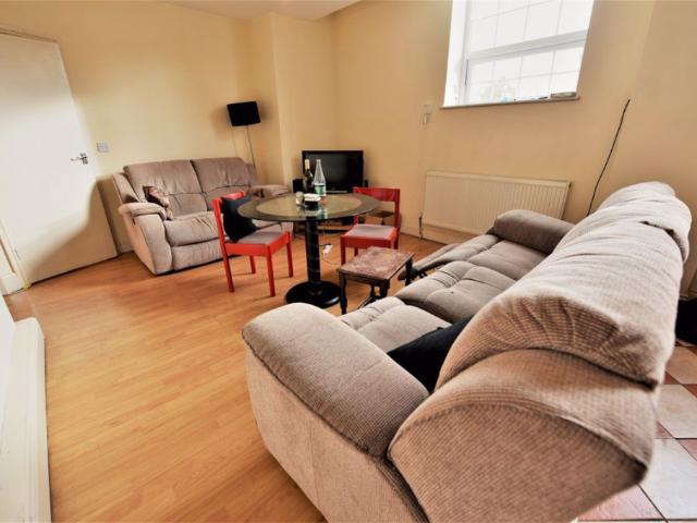 A room for rent in 2 bedroom Flat in 14 Raglan Rd, Leeds