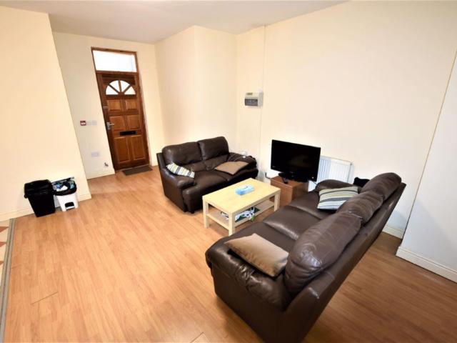 A room for rent in 2 bedroom Flat in 14 Raglan Road, Leeds