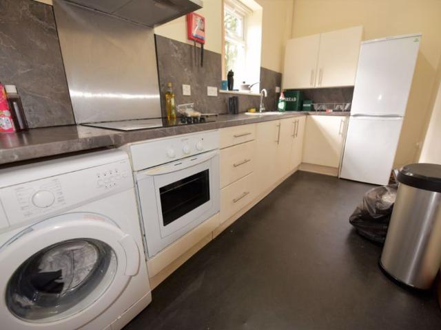A room for rent in 2 bedroom Flat in Flat 1, Leeds