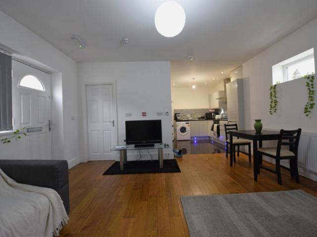 A room for rent in 2 bedroom Flat in Kelso Street, Leeds
