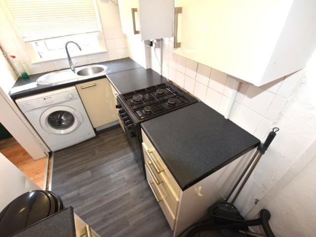 A room for rent in 2 bedroom House in Kelsall Road, Leeds