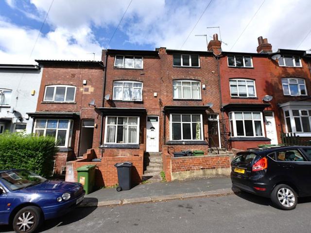 A room for rent in 6 bedroom House in Richmond Mount, Leeds