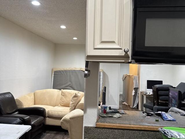 A room in 1 bedroom apartment