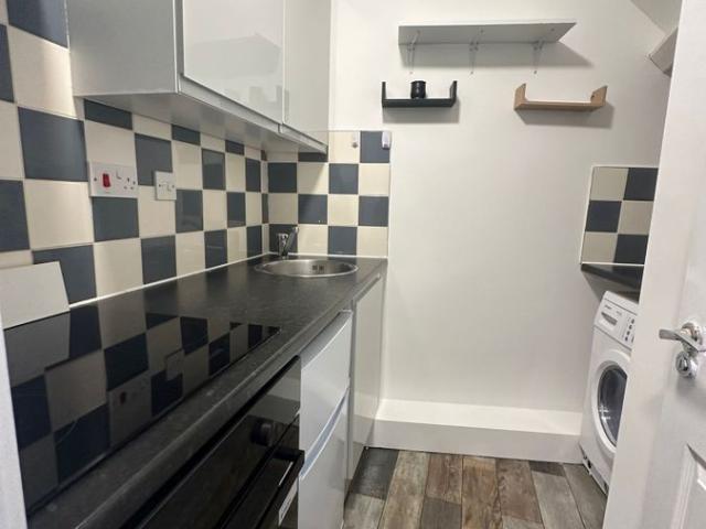 A Stockwood Crescent, Luton LU1, 1 bed flat to rent, £950 pcm | PrimeLocation