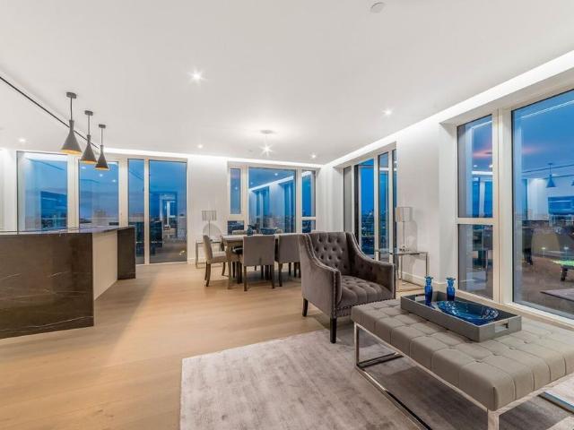 A stunning newly built 3 bedroom apartment situated on the seventeenth floor of Admiralty House, London Dock