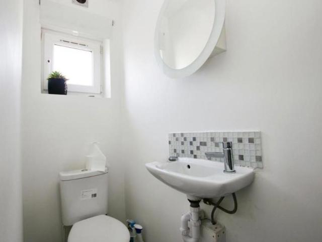 A stunning one bedroom flat in a convenient location with modern kitchen, spacious bedroom, and high energy efficiency, perfect for couples or individuals seeking comfort and convenience. Available mid August on an unfurnished basis. EPC C
